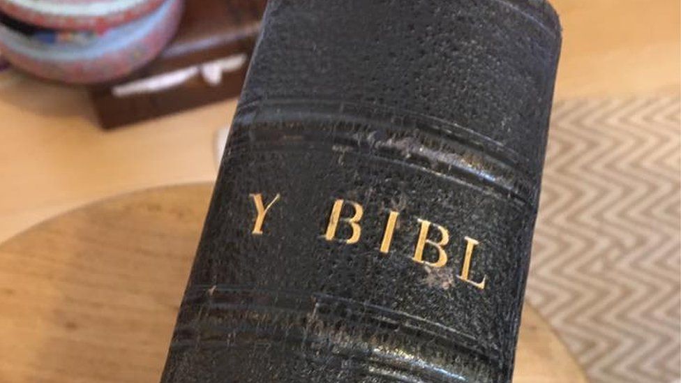 Chwilio am berchnogion Beibl teuluol - BBC Cymru Fyw