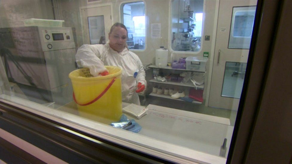 Coronavirus: Covid-19 samples tested in Belfast laboratory - BBC News