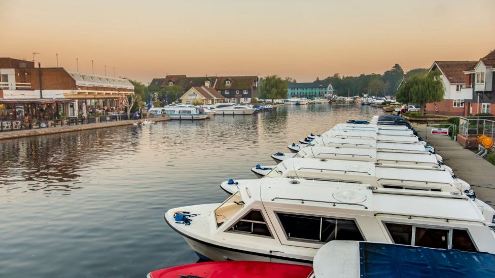 The Broads: New plant cutter helps keep waterways free for boats - BBC News