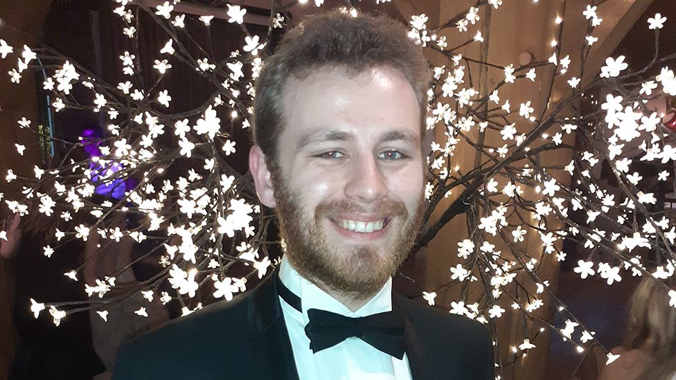 Pum munud gyda Bardd y Mis Matthew Tucker - BBC Cymru Fyw