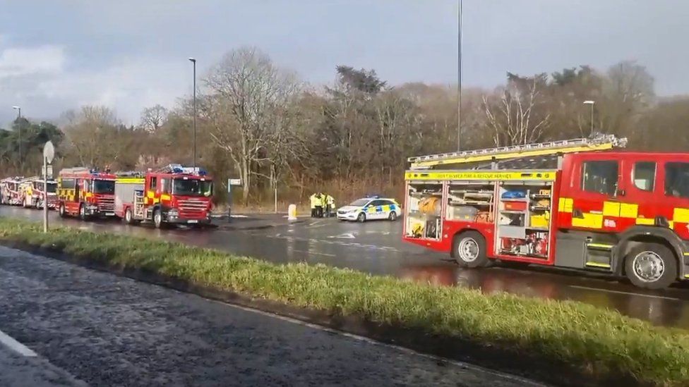 Crawley: Crews tackle hotel fire near Gatwick Airport - BBC News