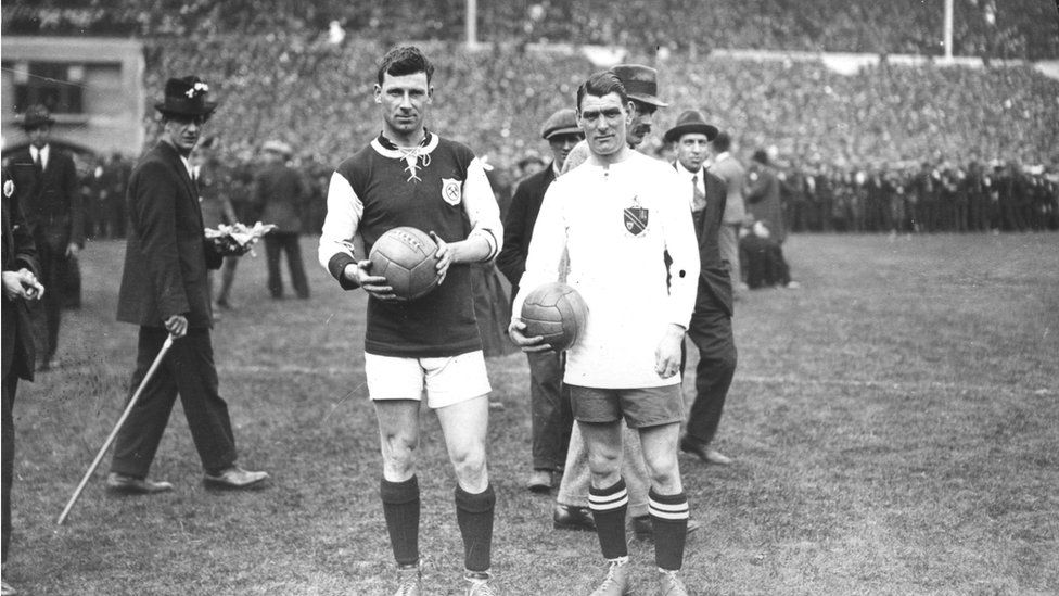 Y Cymro a 'phêl gron gyntaf' Wembley - BBC Cymru Fyw