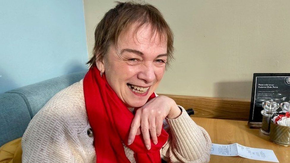 'Methu cario 'mlaen' gyda chyflwr cronig a chostau byw - BBC Cymru Fyw