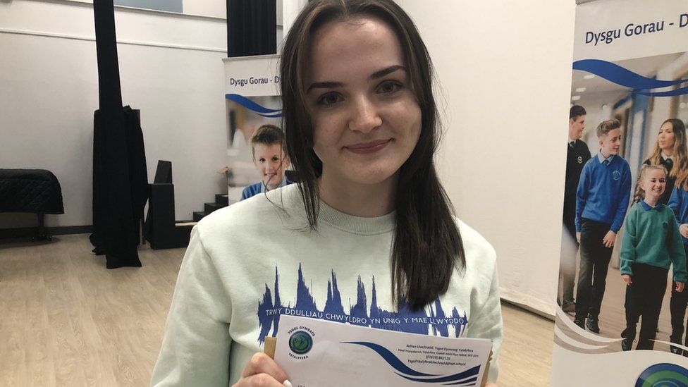 Canlyniadau Safon Uwch: Gostyngiad yn y graddau A ac A* - BBC Cymru Fyw