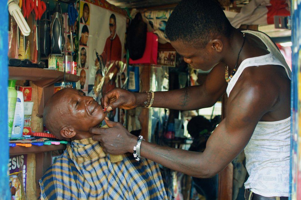 In pictures: The barbers of Freetown - BBC News