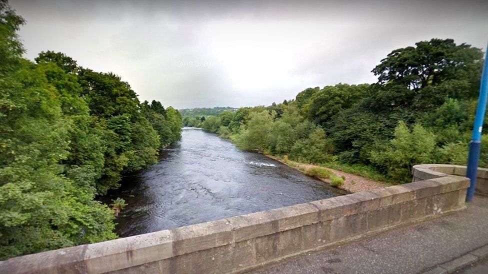 Boy dies after being pulled from River Clyde - BBC News