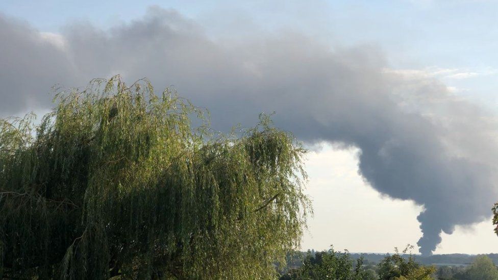Firefighters tackle warehouse blaze on Ashford industrial estate - BBC News