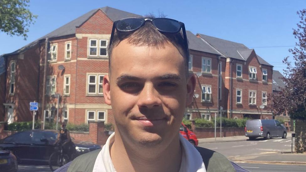 Nottingham: Students speak of grief after pair killed in city - BBC News