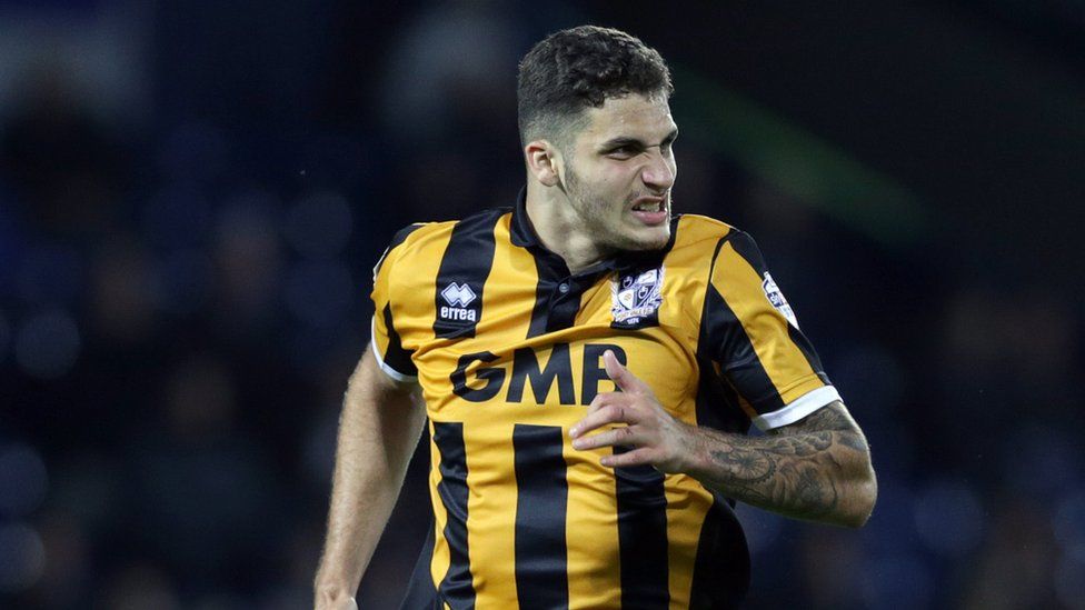Ryan Inniss freed from prison after missing Southend debut - BBC News