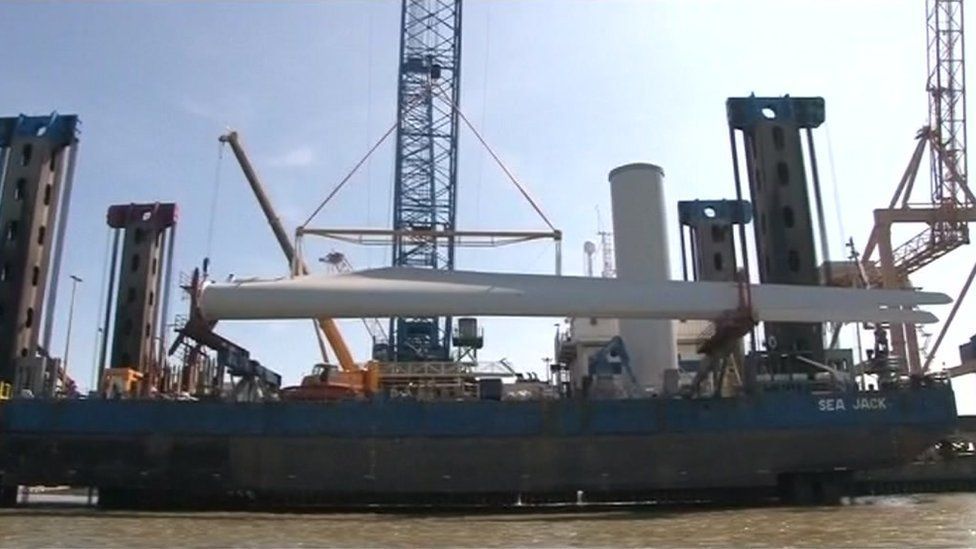 Firms fined over fatal wind blade accident at Harwich - BBC News