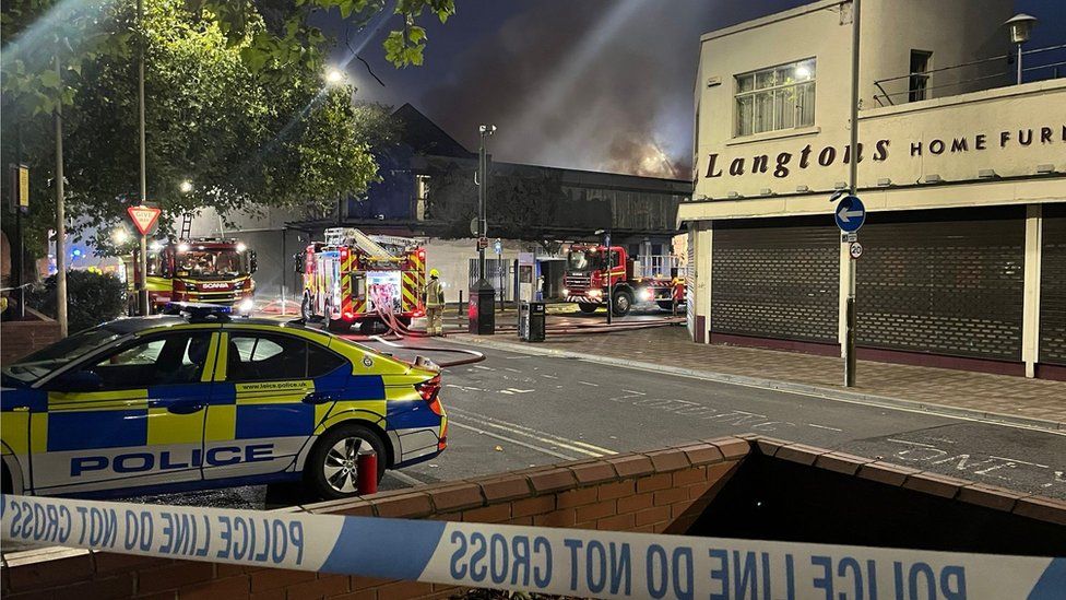 Leicester fire: Roads shut as major city centre blaze tackled - BBC News