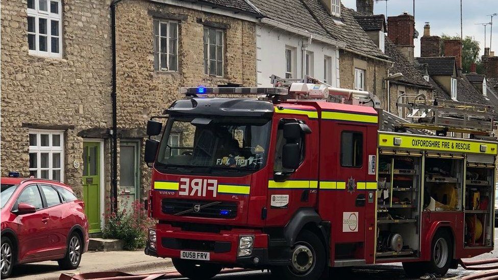 Witney fire: Tests show debris 'asbestos-free' - BBC News