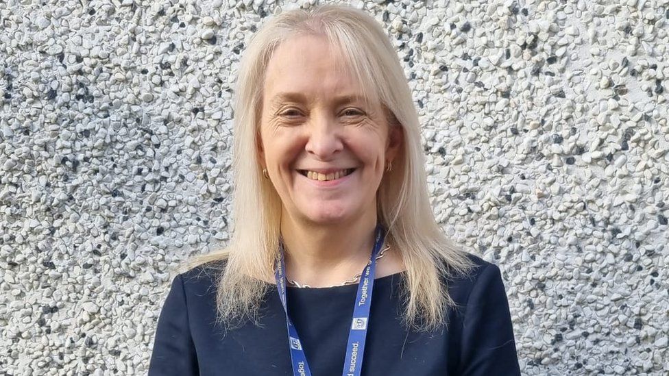 Northern Ireland strikes: Some school staff begin strike action - BBC News