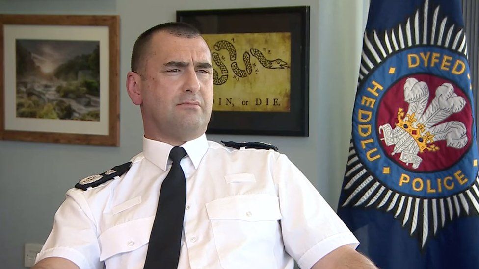 Pobl yn 'gwerthu cyffuriau'n agored' yn Aberystwyth - BBC Cymru Fyw