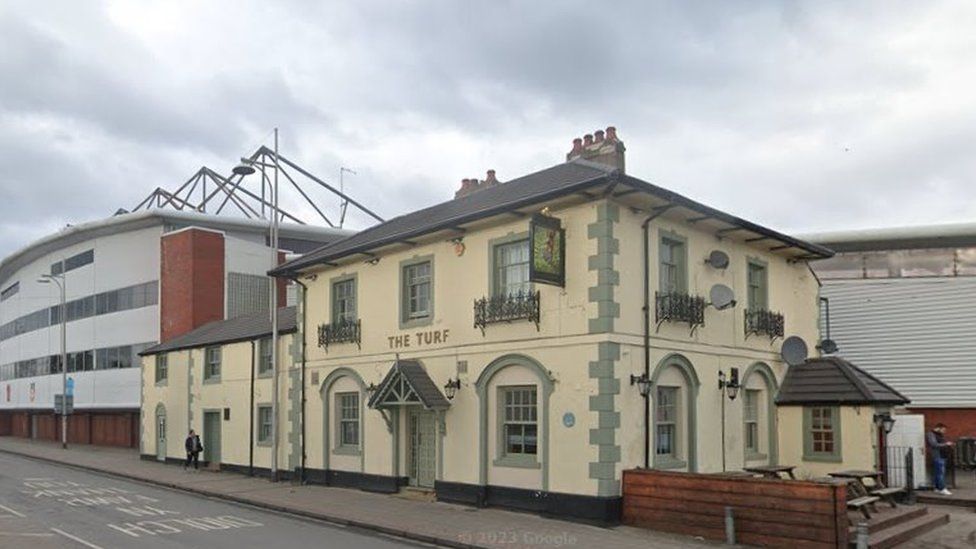 Tân mewn tafarn enwog ger y Cae Ras yn Wrecsam - BBC Cymru Fyw