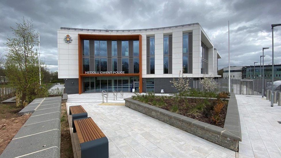Swyddogion Heddlu Gwent yn wynebu gwrandawiadau camymddwyn - BBC Cymru Fyw