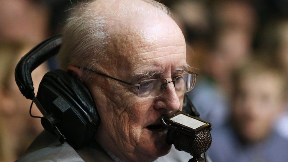 Jimmy Magee, veteran sports commentator, dies - BBC News