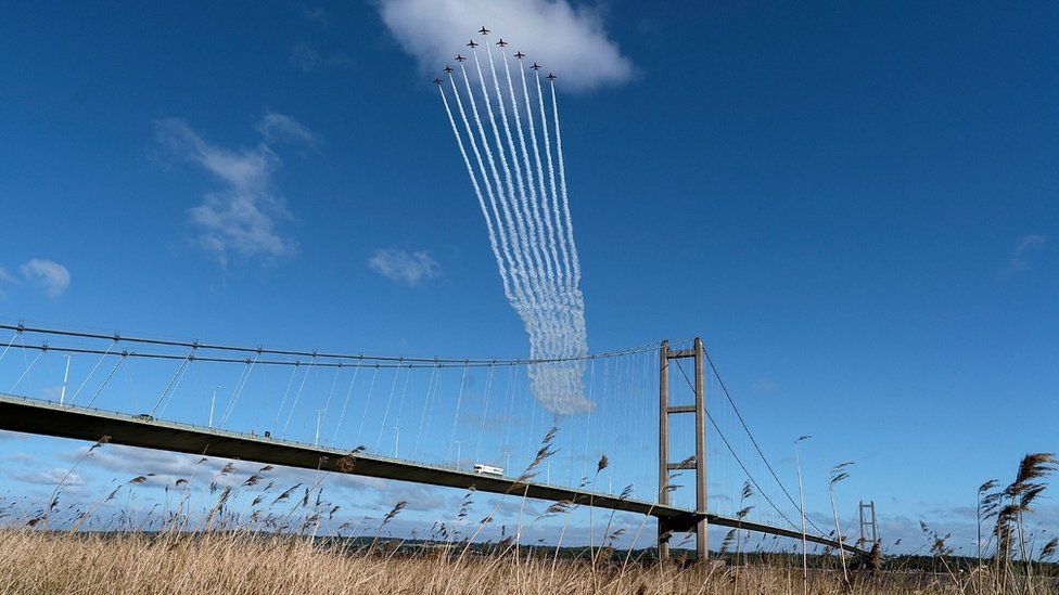 The Red Arrows wow onlookers during Yorkshire training flight - BBC News