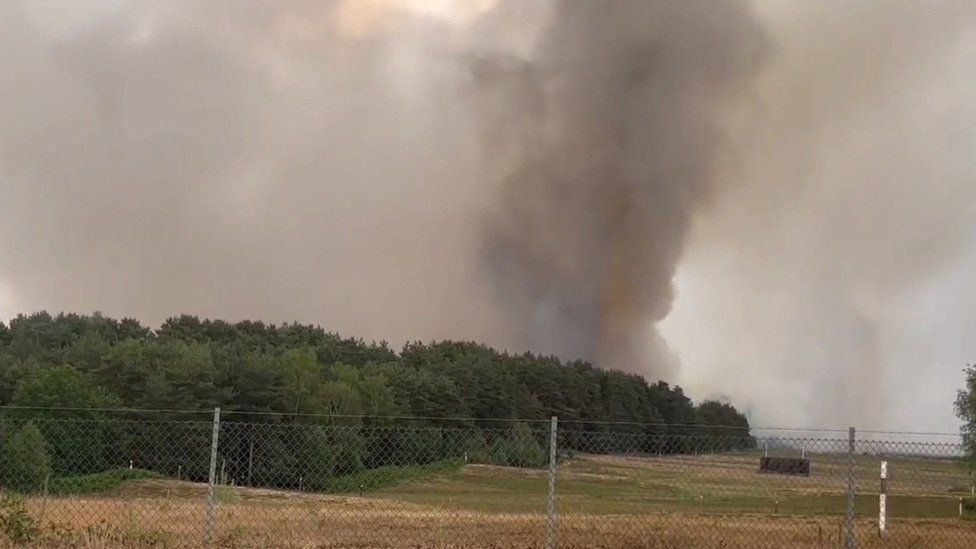 Longmoor: Crews damp down after MoD firing range blaze - BBC News