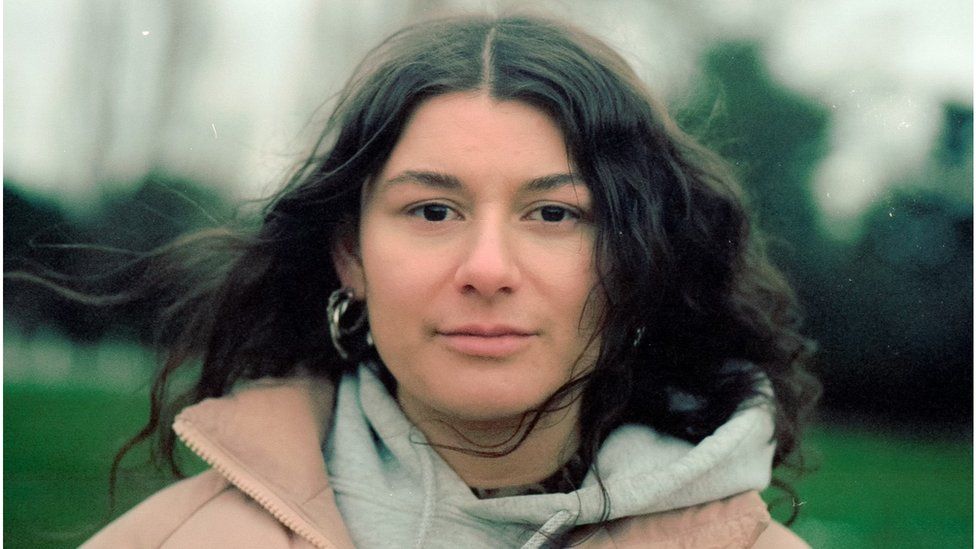 2022 yn argoeli'n brysur i'r cerddor Marged Sion - BBC Cymru Fyw