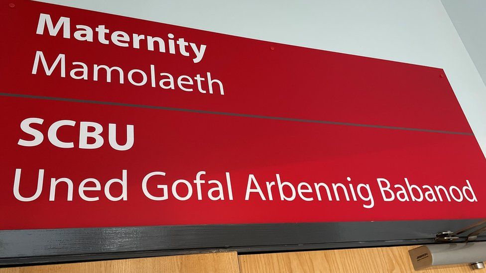 Covid: Pregnant women in Wales urged to get vaccine - BBC News