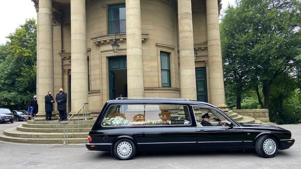 Austin Mitchell: Funeral of former Grimsby MP held in Bradford - BBC News