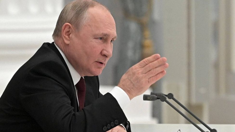Ukraine conflict: Russian forces attack from three sides - BBC News