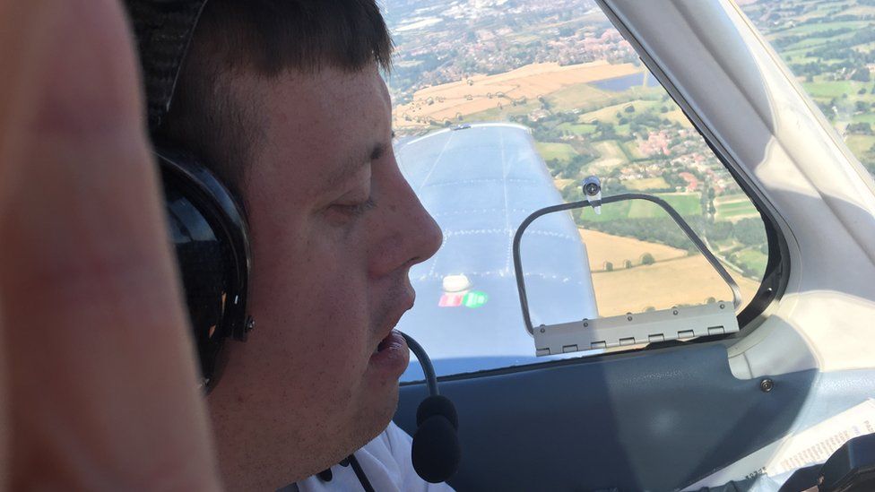 Commonwealth Games: Inspirational Sam to carry baton - BBC News