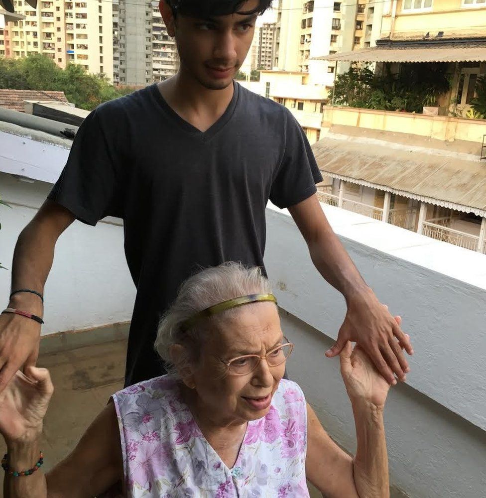 The story of an iconic Indian family photograph - BBC News