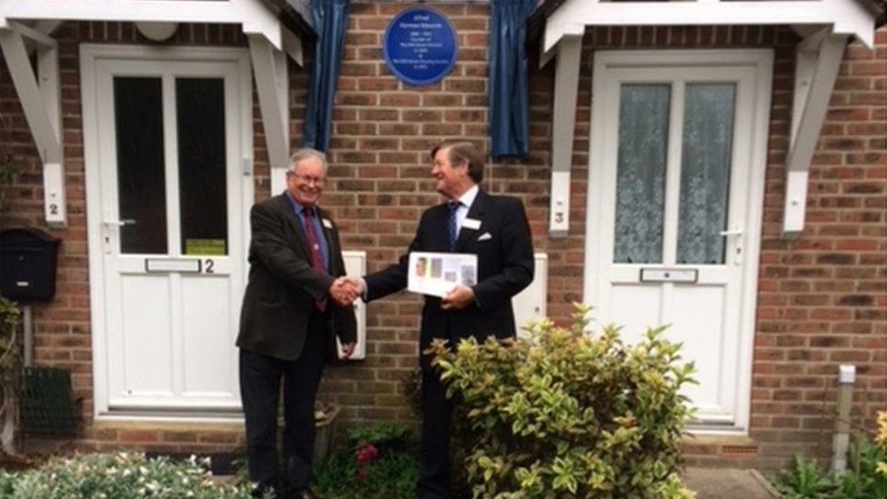 Dorchester blue plaque for man who helped slum children - BBC News
