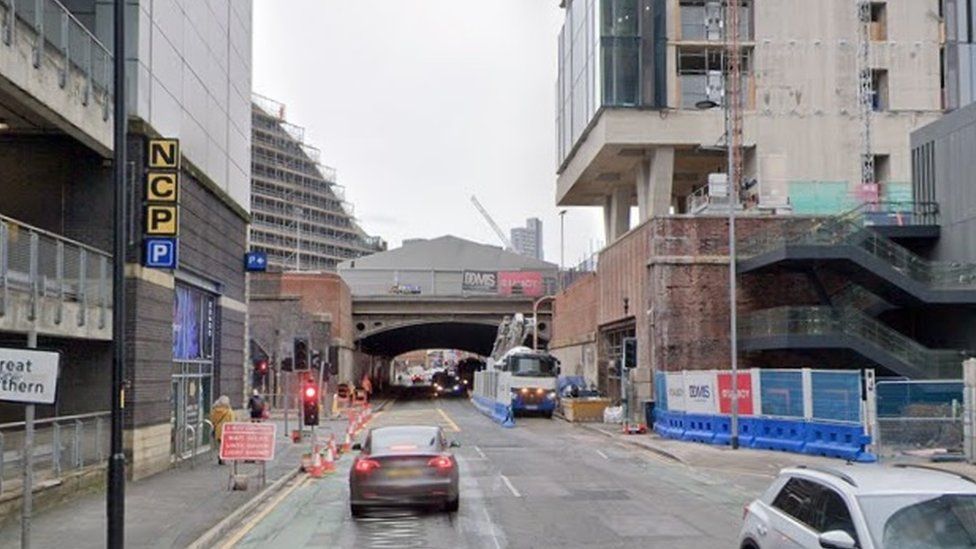 Man arrested after cyclist dies in HGV crash in Manchester - BBC News