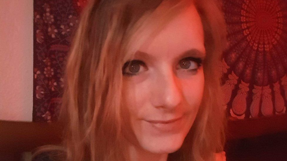 Sabrina Goacher: Police probe death of woman found in woodland - BBC News