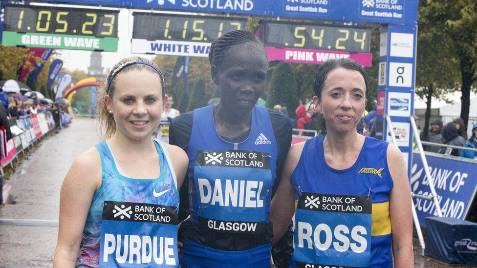 Athletes compete in Great Scottish Run - BBC News