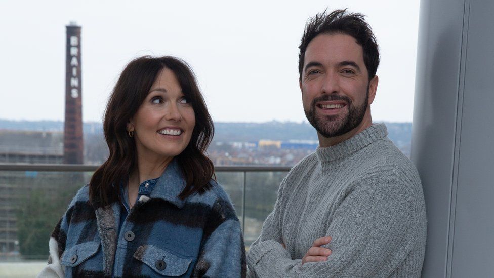 Yn ôl i'r dechreuad gyda Trystan ac Emma - BBC Cymru Fyw