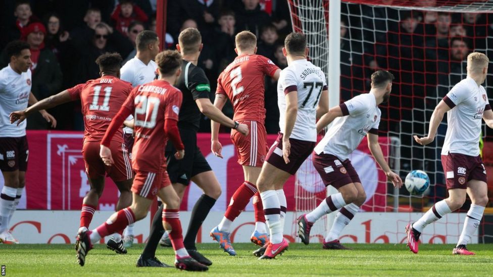 Aberdeen 3-0 Hearts: 'Proper team' impress Barry Robson as side close ...