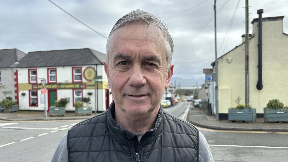 Traffig 'ofnadwy' Niwbwrch yn 'cael effaith mawr' - BBC Cymru Fyw