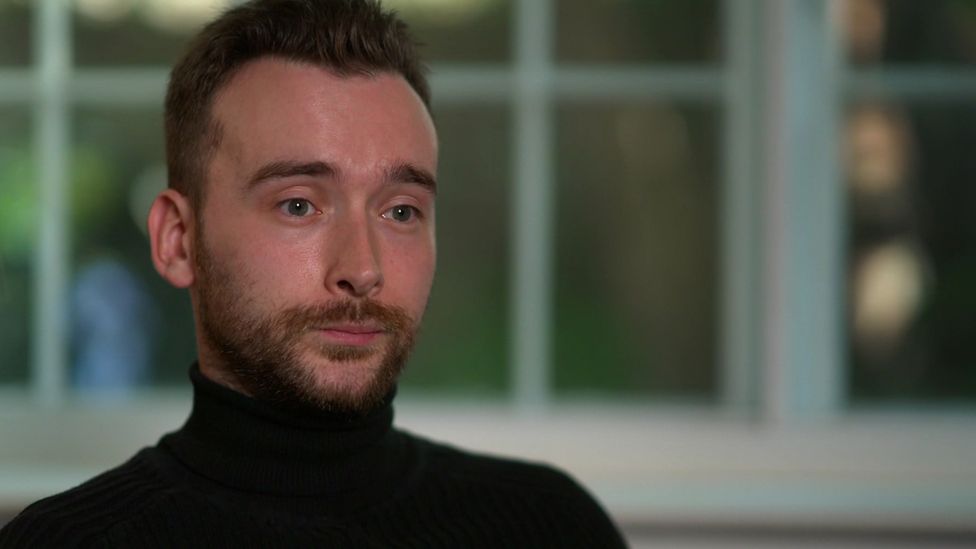 Door-to-door sales: Young people in Belfast 'exploited' - BBC News