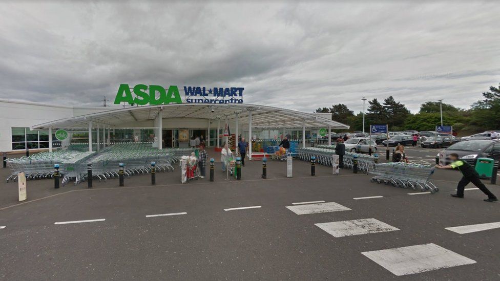 Police probe mother's treatment of child in supermarket - BBC News