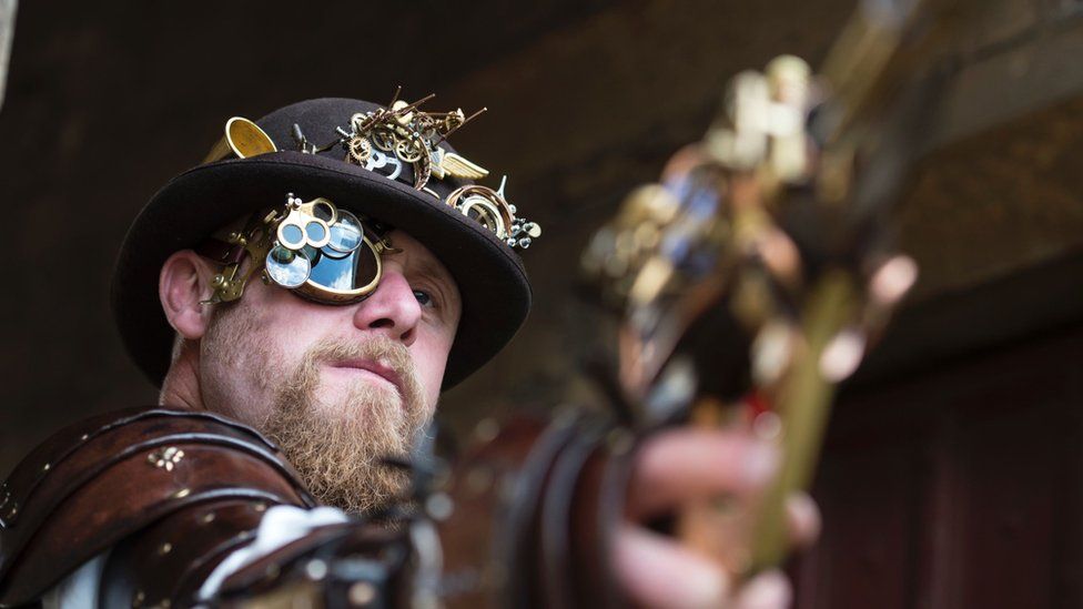Lincoln Steampunk festival returns to city streets - BBC News