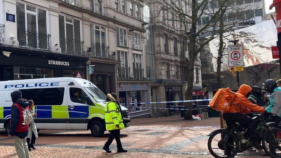 Birmingham city centre cordon after man's body found - BBC News