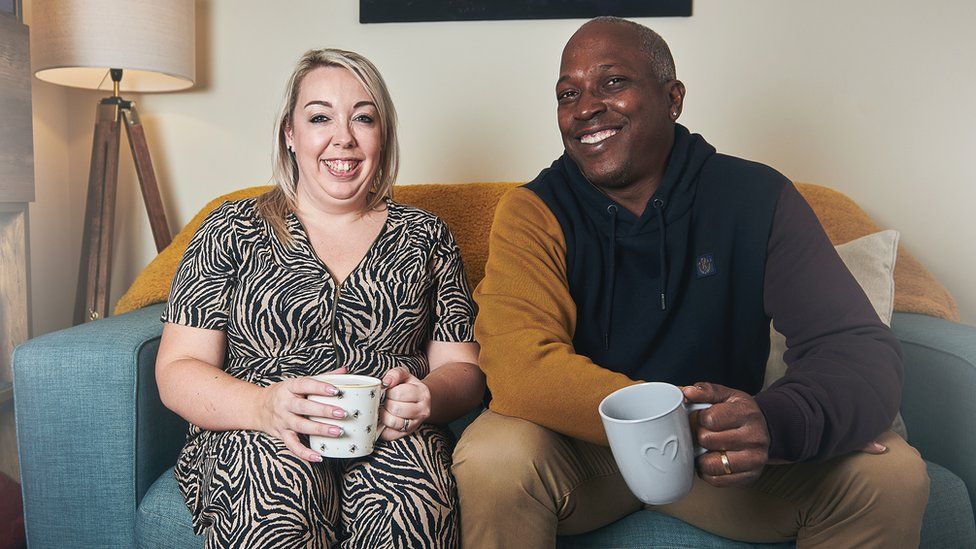 Gogglebocs Cymru: Pwy sydd ar y soffa? - BBC Cymru Fyw
