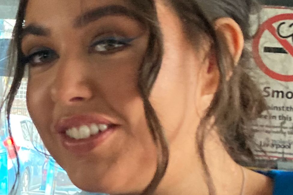 M62 crash: Family pay tribute to woman who died - BBC News