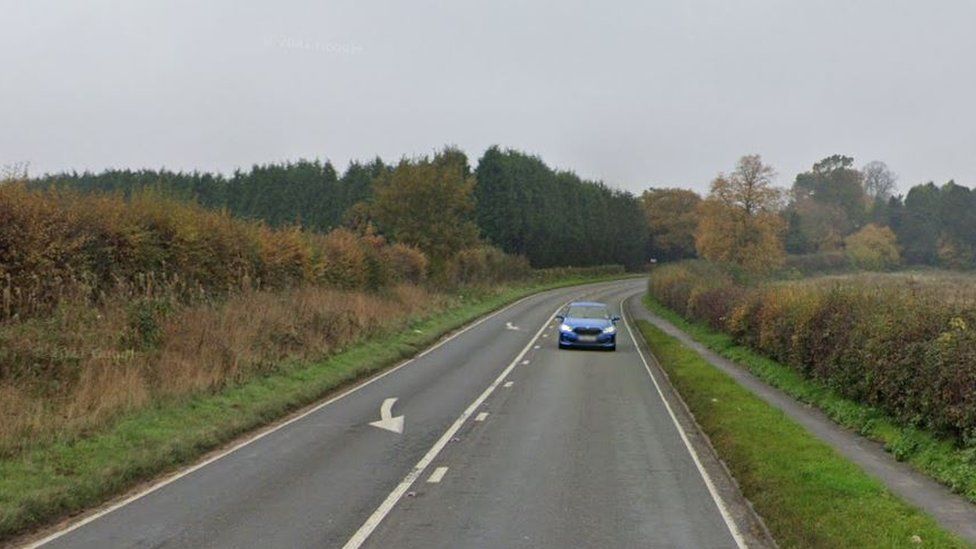 Motorist dies after car hits tree in Kidderminster - BBC News