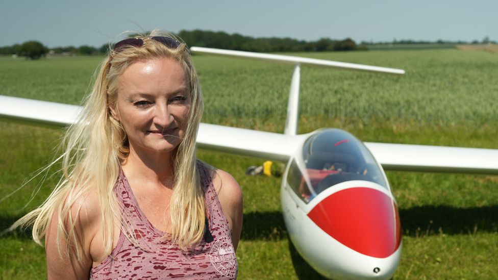 Suffolk pilot, 15, wants to inspire more women into gliding - BBC News
