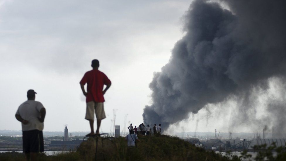 In pictures: Explosion at Pemex oil plant in Veracruz, Mexico - BBC News