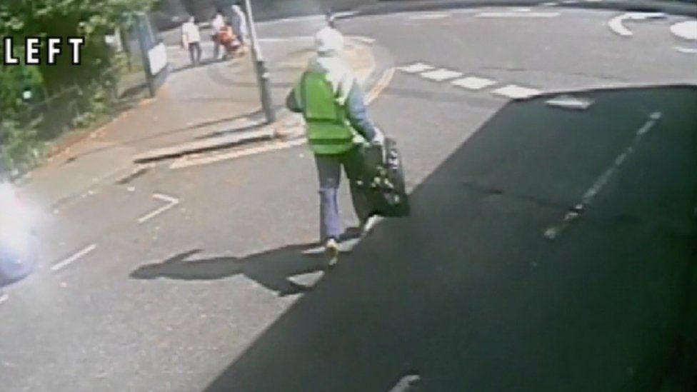 Police issue CCTV footage of Southampton cash-in-transit robbery - BBC News