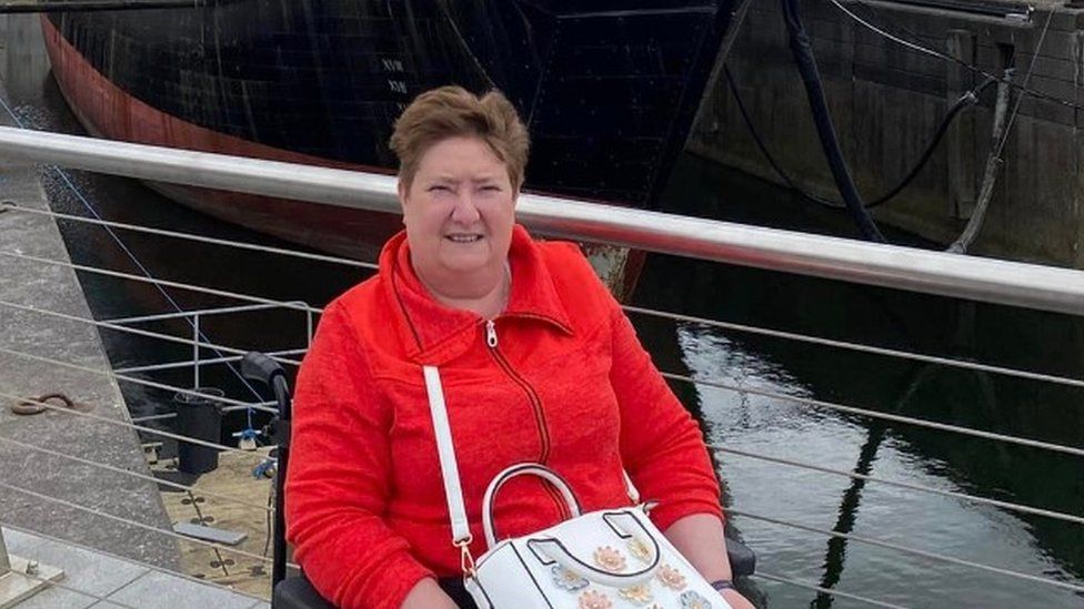 Medway taxi firm struggles with surge in demand - BBC News