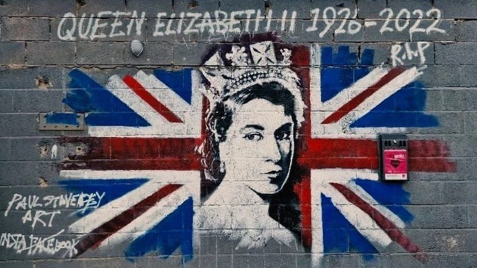 Sheffield: Artist's 'Britpop-inspired' mural honours Queen - BBC News