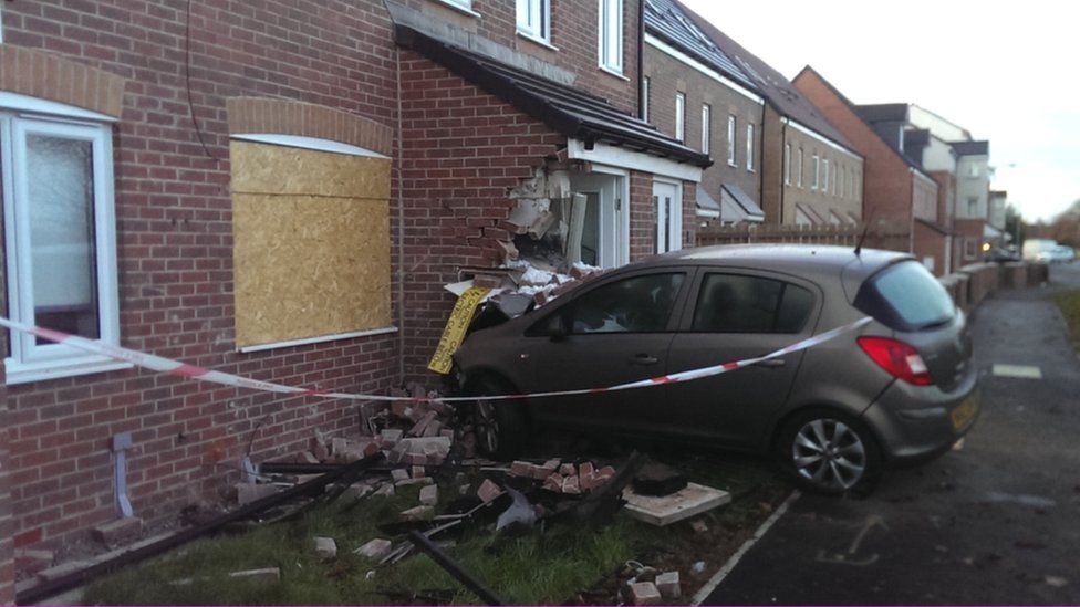 Car crashes into side of Lawford cottage - BBC News