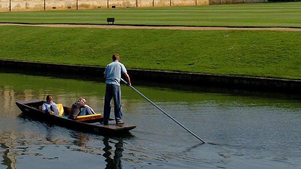 Ban on Cambridge river touts punting for business - BBC News